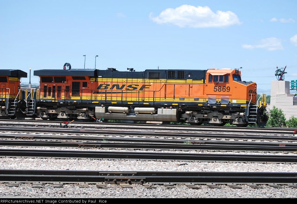 BNSF 5869